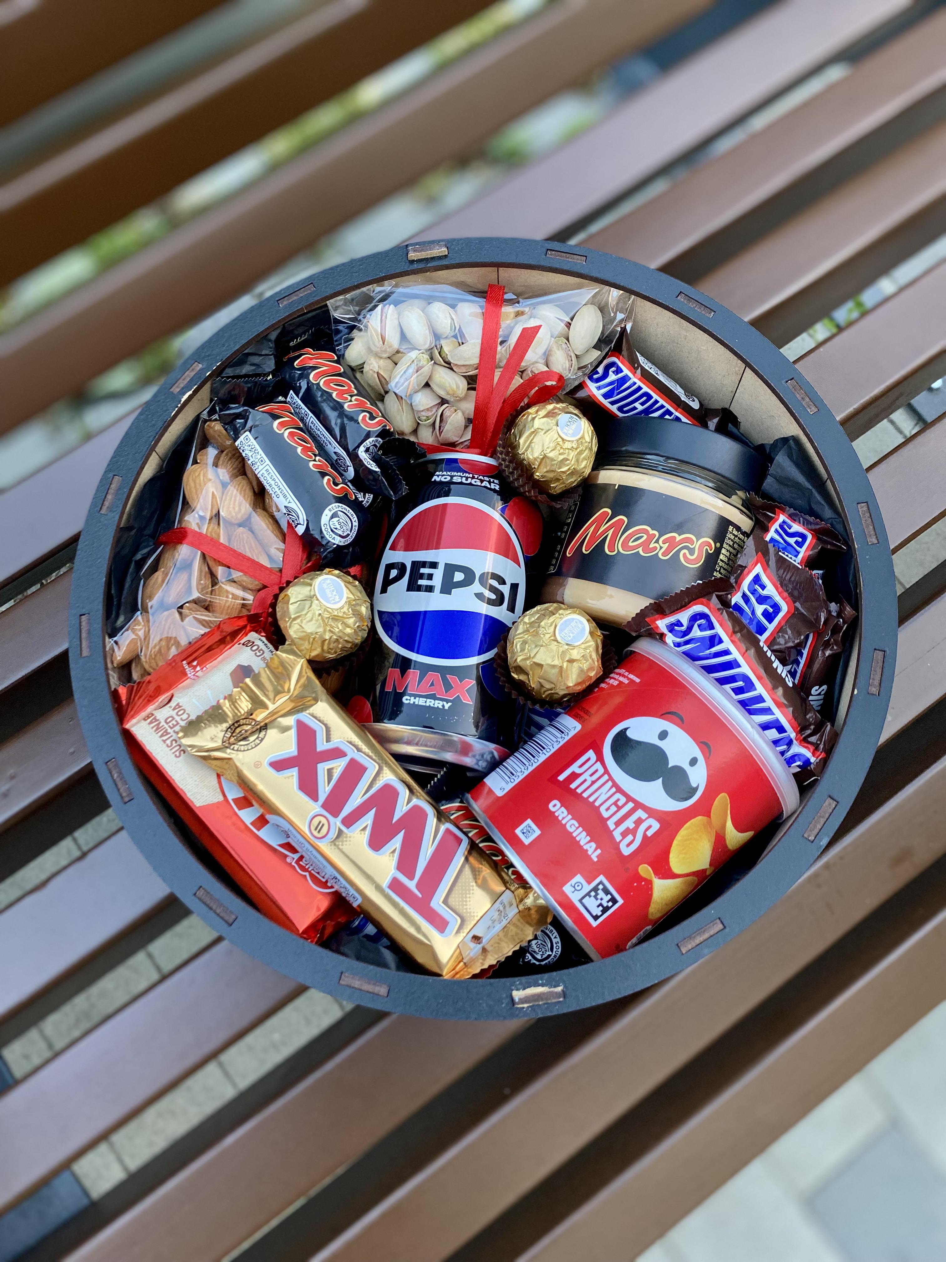 ᐉ Подарочный бокс для мужчины батончики Mars и Snickers/конфеты Ferrero Rocher фисташки M 24 см ...